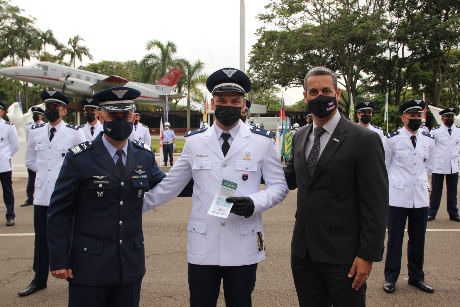 FHE POUPEX premia alunos de escolas militares - CECOM